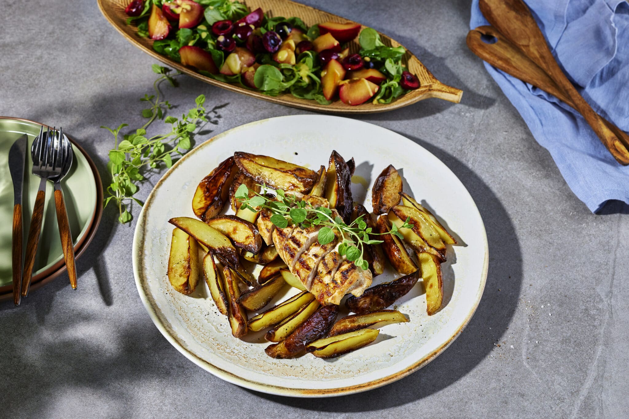 Grillet kylling med potetbåter og frisk salat - Nettavisen Mat.