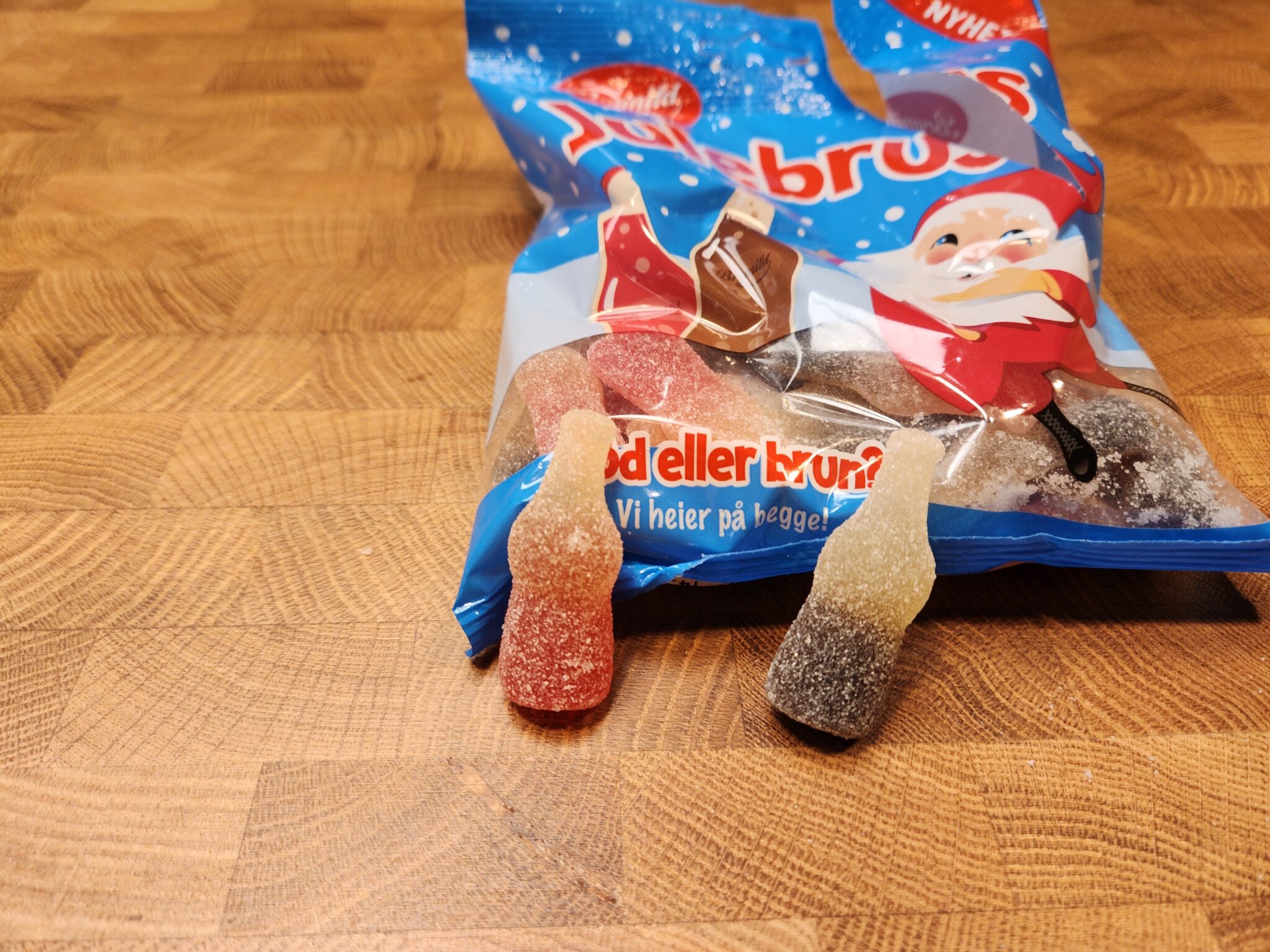 Test: Julebrus-godteri og brun julenisse med colasmak - Nettavisen Mat.